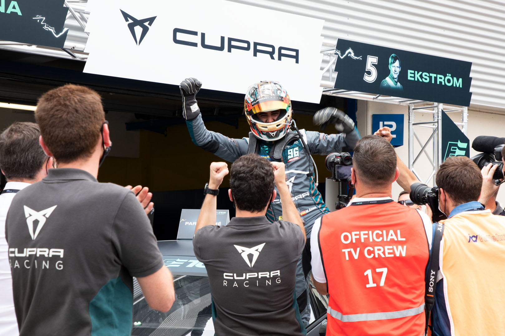 CUPRA wins the world's first all-electric touring car race - SEATCUPRA ...